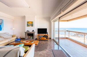 Apartamento, 3 quartos | Sala de estar | Televisor de ecrã plano de 50 cm com canais por cabo, televisor 