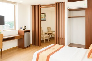 Minibar, com mobília individualizada, secretária 