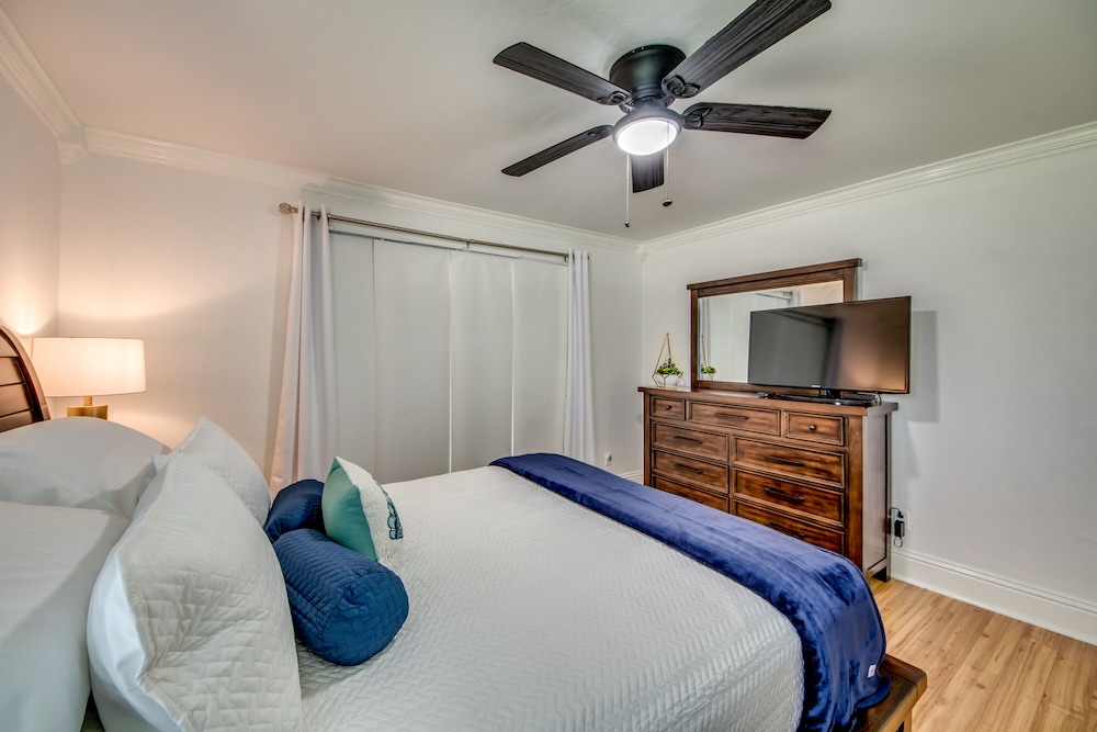 Cape Coral Waterfront Home! Huge Heated Saltwater Pool, Bbq, And Fire Pit! - Cape Coral, FL