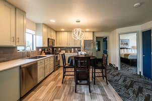Suíte superior, várias camas (44 - 2 Bedroom Suite - Non-Pet) | Cozinha privada | Micro-ondas, cafeteira/chaleira