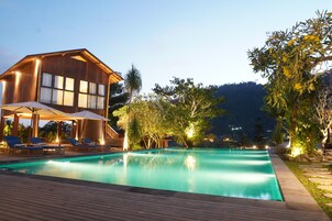 Piscina externa, guarda-sóis, espreguiçadeiras