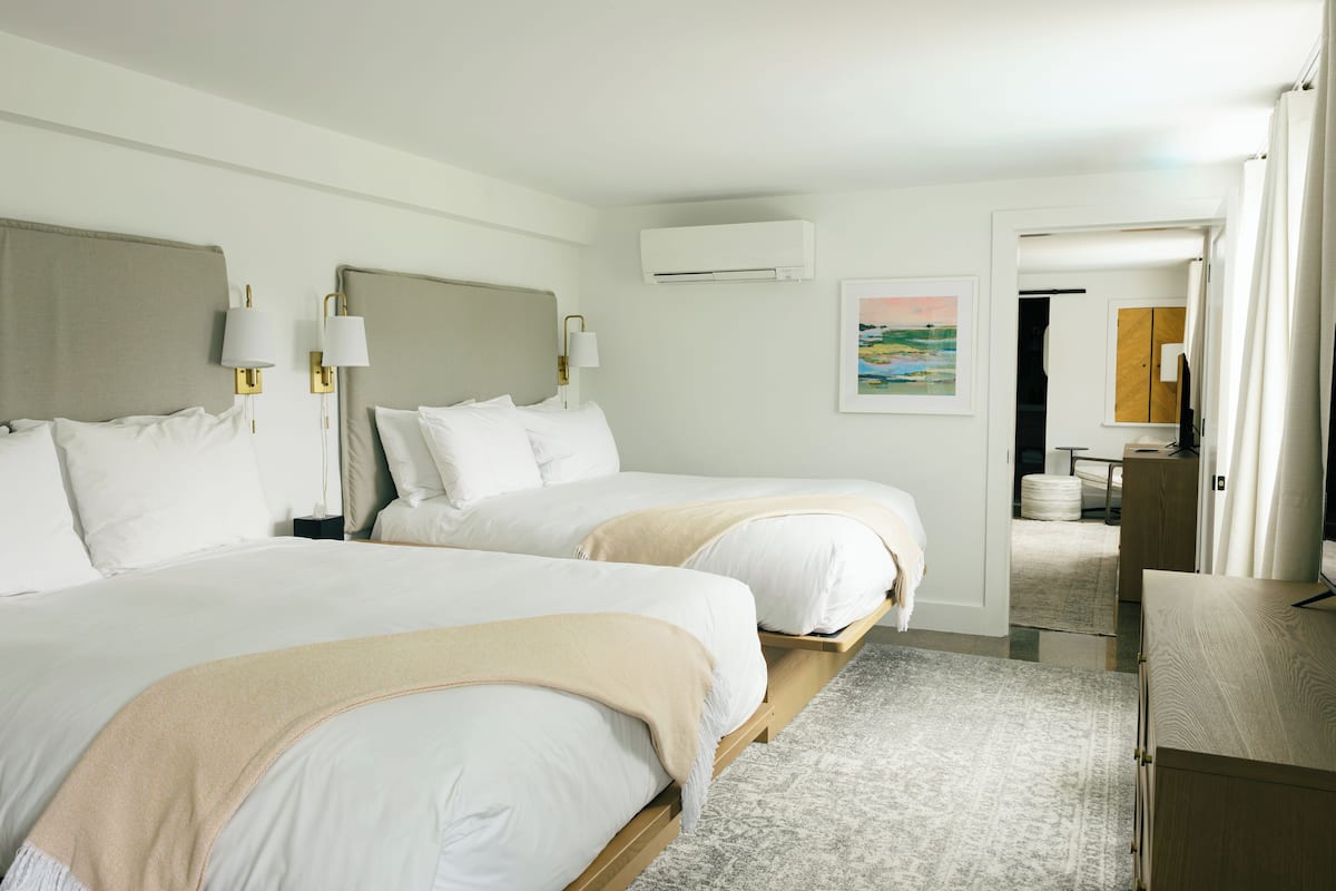 Quarto premium, 2 camas Queen | Lençóis italianos Frette, roupas de cama premium, edredons de pluma