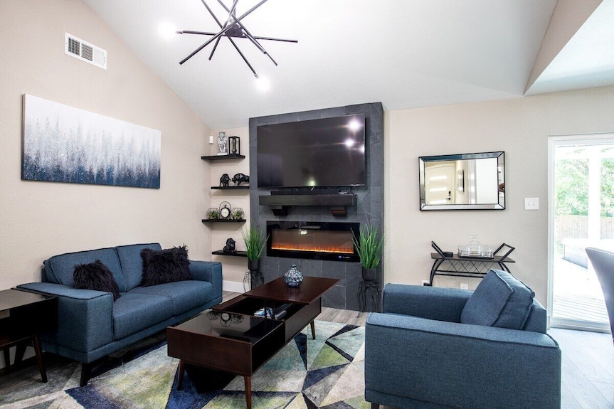 Willie's Central Austin Getaway W/ Jacuzzi - Austin, TX