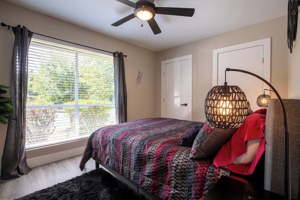 Willie's Central Austin Getaway W/ Jacuzzi - Austin, TX