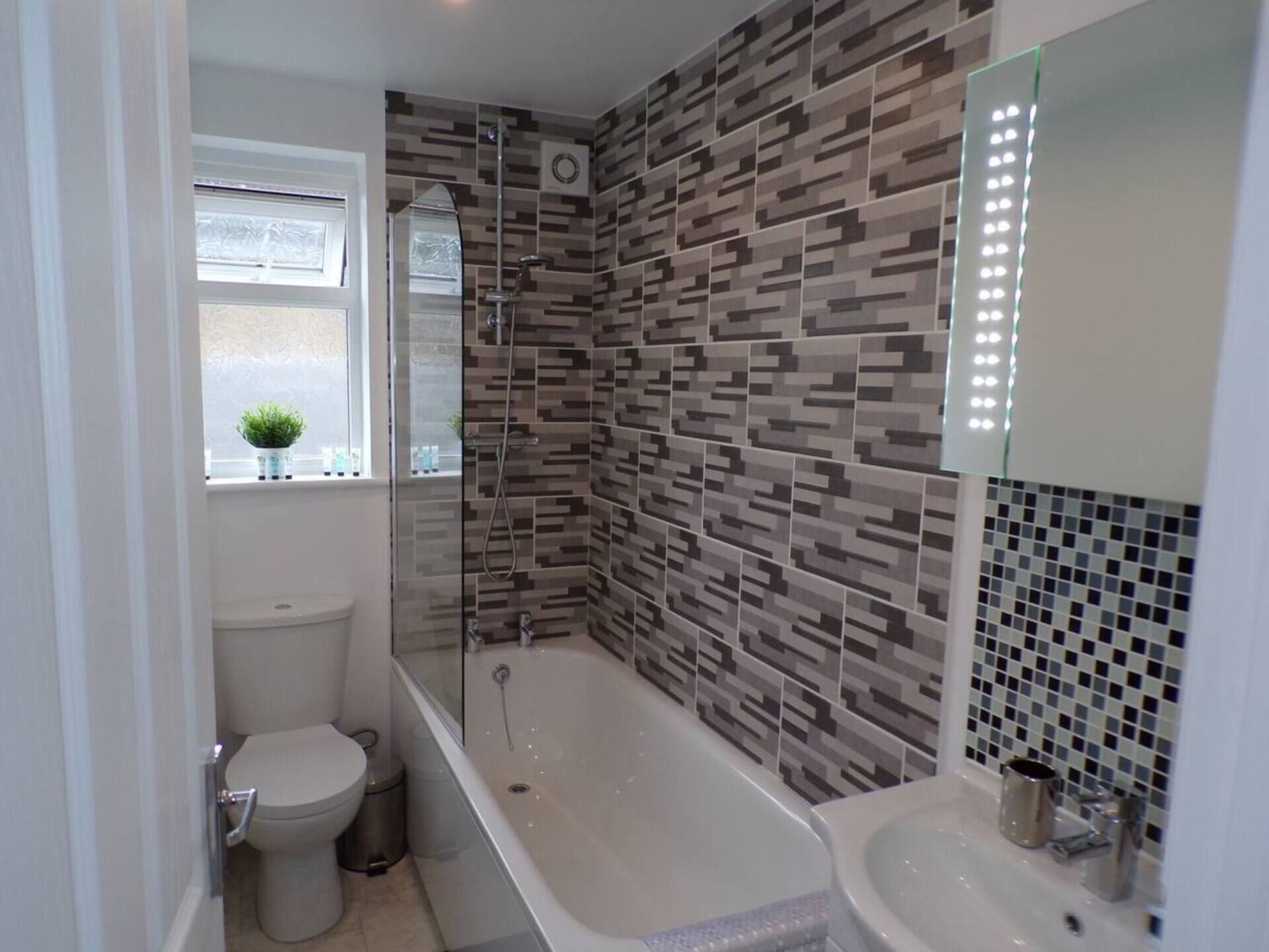 Apartamento | Banheiro | Chuveiro/banheira combinados, banheira de imersão, secador de cabelo 