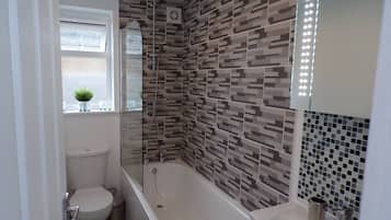 Apartamento | Banheiro | Chuveiro/banheira combinados, banheira de imersão, secador de cabelo