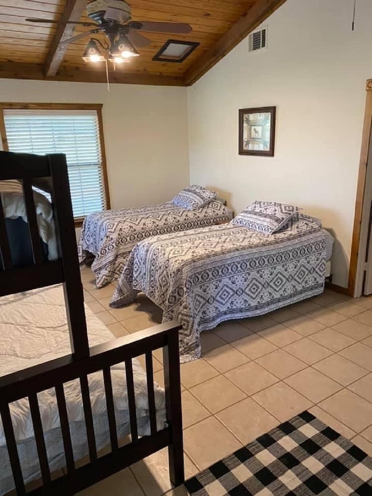 Longhorn Lake House - Arcridgeranchresort.com - Texas