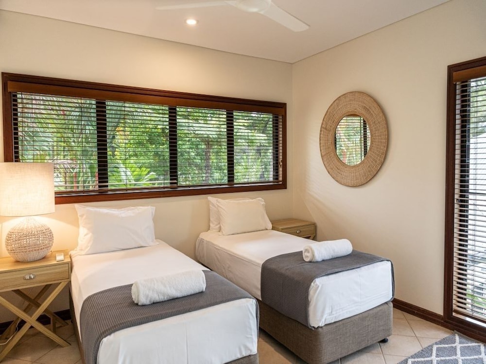 Beautiful 5 Bedroom House Located On Solander Boulevard Just Across The Road From Four Mile Beach. - Port Douglas