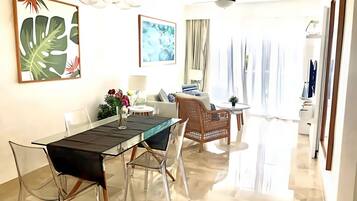 Apartamento em Condomínio Fechado, 2 quartos, fumadores, varanda | Restaurantes