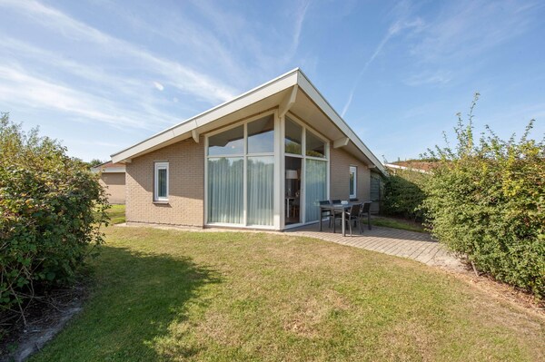 Bungalow By North Sea Beach With Private Garden - Domburg