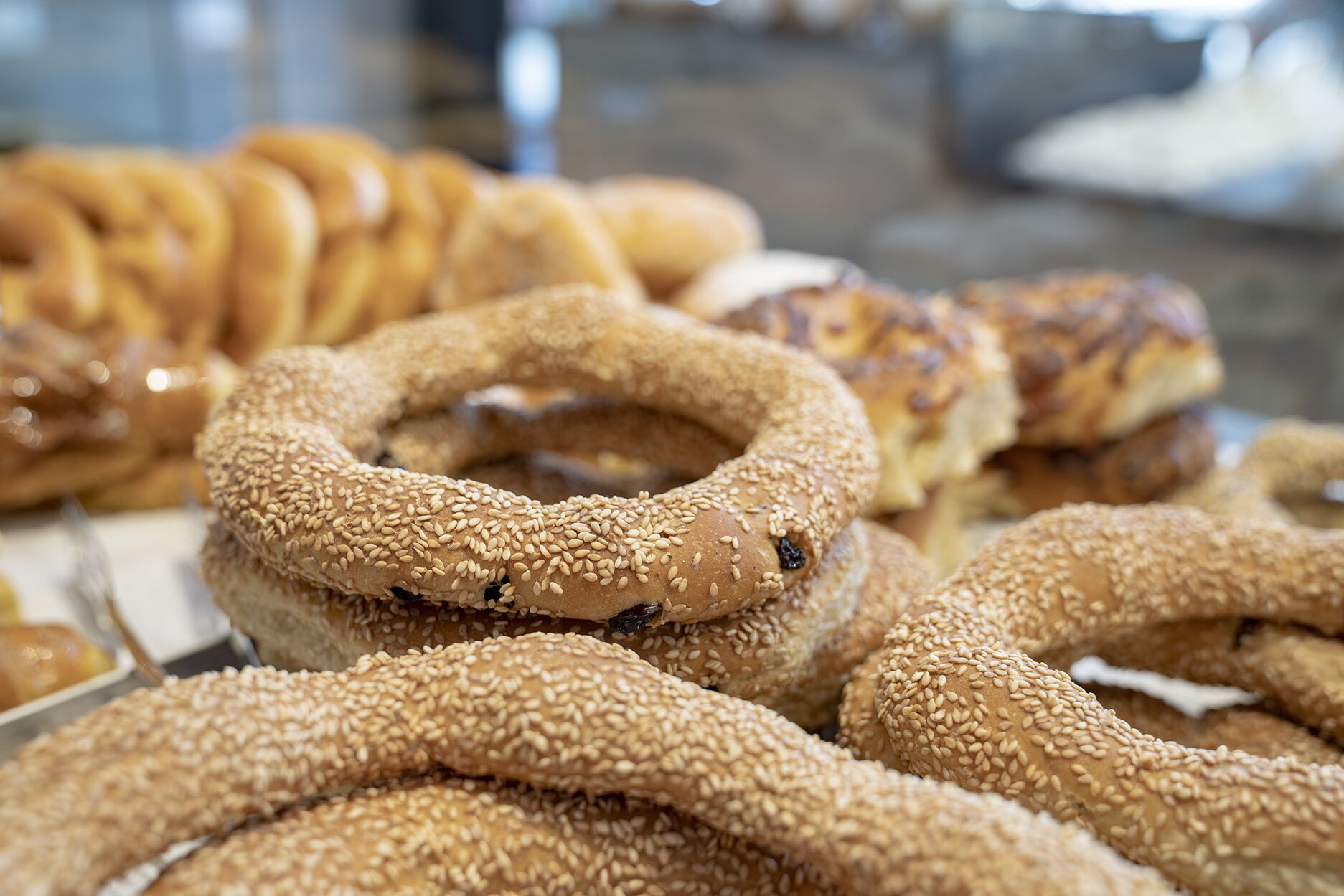 Diversidade de bagels de sementes de gergelim dispostos numa bandeja.