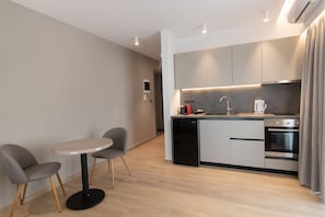 Apartamento Superior | Cozinha privada | Minifrigorífico, uma máquina de café expresso, uma cafeteira/bule 