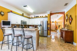 Um micro-ondas, um forno, uma placa de cozinha 