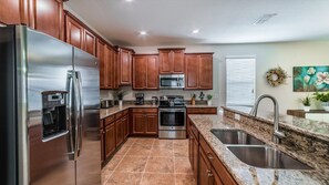 Um micro-ondas, um forno, uma placa de cozinha 