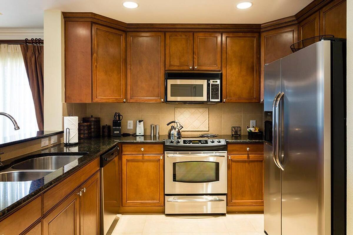 Um frigorífico, um micro-ondas, um forno, uma placa de cozinha