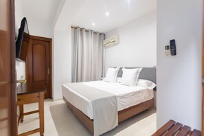 Quarto Duplo Básico | Edredões de penas, secretária, Wi-fi grátis, roupa de cama fornecida 