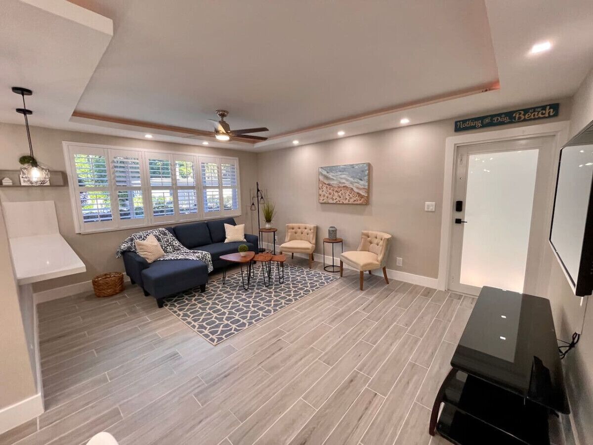 2br/1ba Newly Renovated Condo - Walk To The Beach! - Fort Lauderdale
