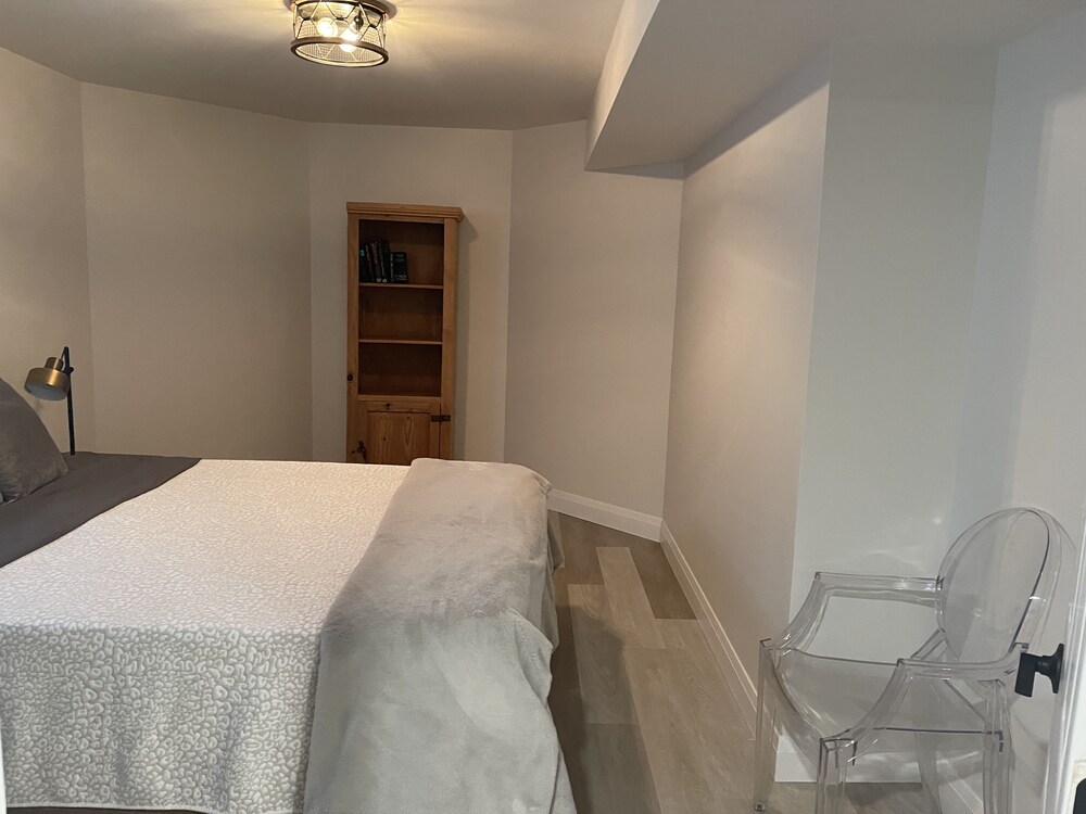 Beautiful Lake Front 5 Bedrooms , 3 Full Baths Fully Renovated On Lake Simcoe - 조지나