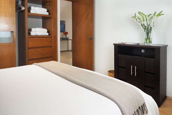 Roupas de cama premium, edredons de pluma, cofres nos quartos