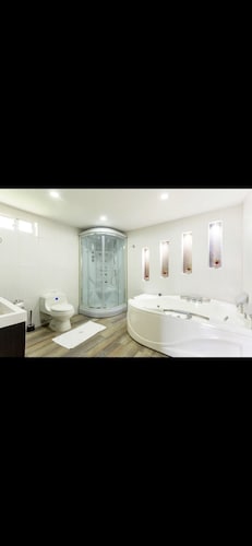 Amazing 5 Bdrm Villa With View Of Piedra El Peñol - Guatapé