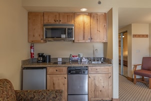 Condo, 1 quarto | Cozinha privada | Geladeira, cafeteira/chaleira