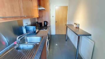Apartamento | Cozinha privada | Um frigorífico, um micro-ondas, um forno, uma placa de cozinha