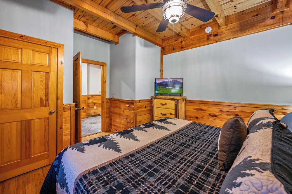 2 Pools! Location! Hot Tub, Game Room, Playground, 2k+ Sq Feet, Easy Roads! - Gatlinburg