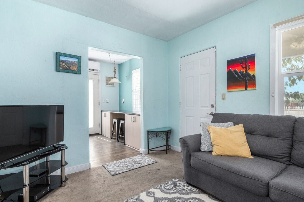 Cozy 1930's Bungalow Beautifully Redone In Quiet Phx Neighborhood With Huge Yard - Phoenix, AZ