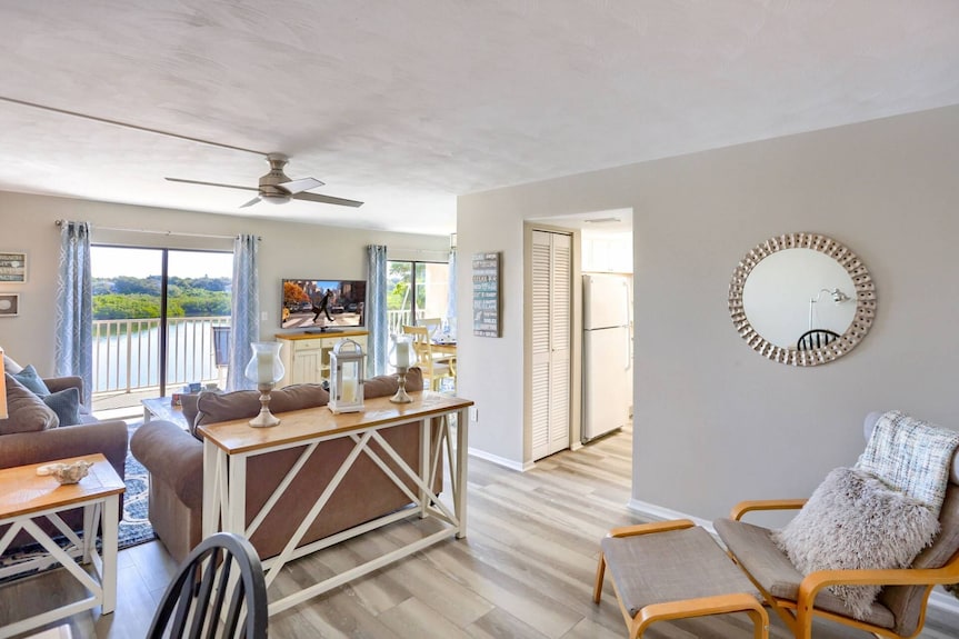 Waterfront Balcony! Pool, Hot Tub, Tennis, Gas Grill, Free Activities & Parking ~ 317 Bayshores - Florida