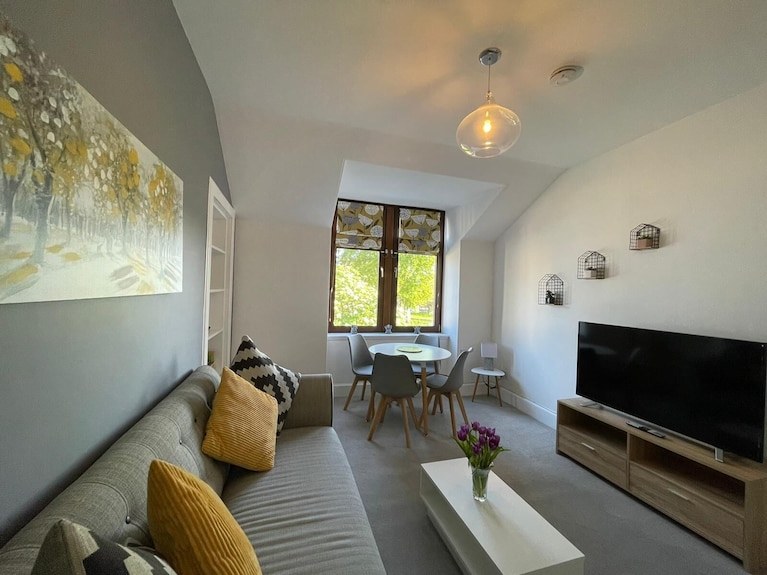 No 10 - Immaculate Top Floor City Centre Two Bed Flat Suitable For 4 Guests. - Écosse