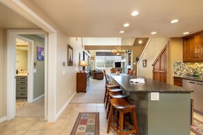 Apartamento em Condomínio Fechado, 3 quartos | Cozinha privada | Um frigorífico, um forno, uma cafeteira/bule, uma torradeira 