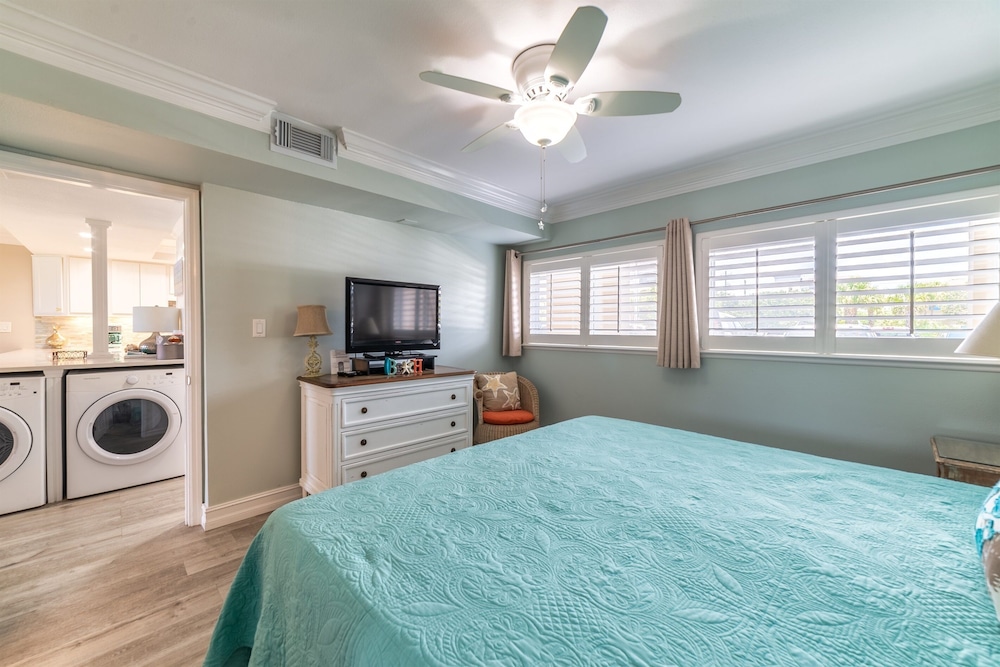 B402 | Beachfront With Beach Service, Pool, & Wifi - Florida