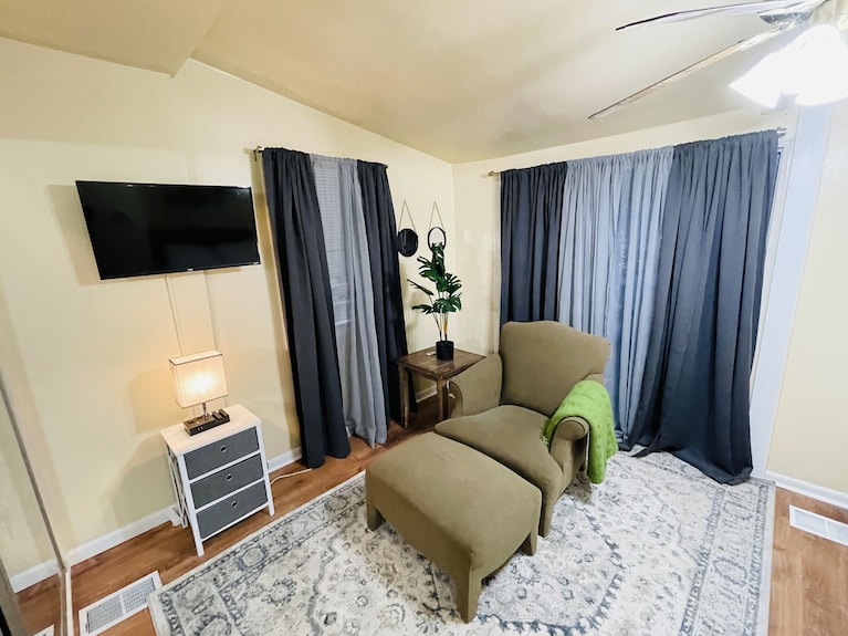 Rogers Park Cozy 1 Bd, 1 Bath Unit. Gated Parking. - Loyola - Chicago