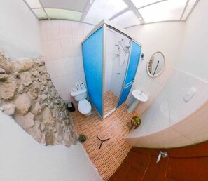 Apartamento Familiar | Casa de banho | Um polibã, sabão, papel higiénico