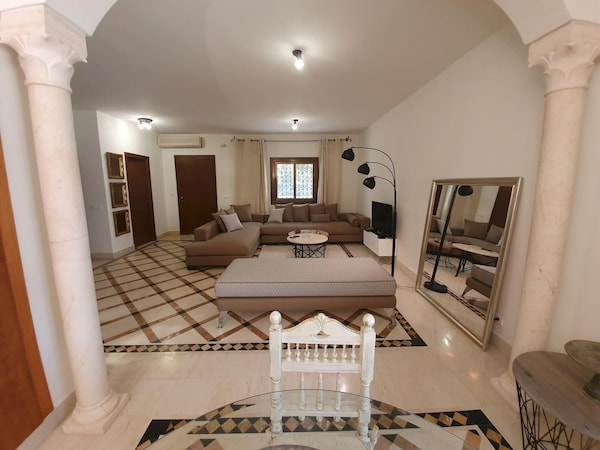 Golden Tulip Apt Spacieux Avec Deux Terrasses - La Marsa