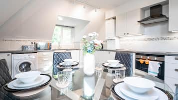 Apartamento luxo, banheiro privativo, vista para a cidade (2 bed 2 bath penthouse) | Opções para refeição