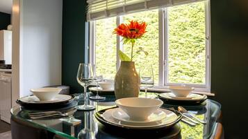 Apartamento luxo, suíte, vista para o jardim (2 bed 1 bath apartment) | Opções para refeição