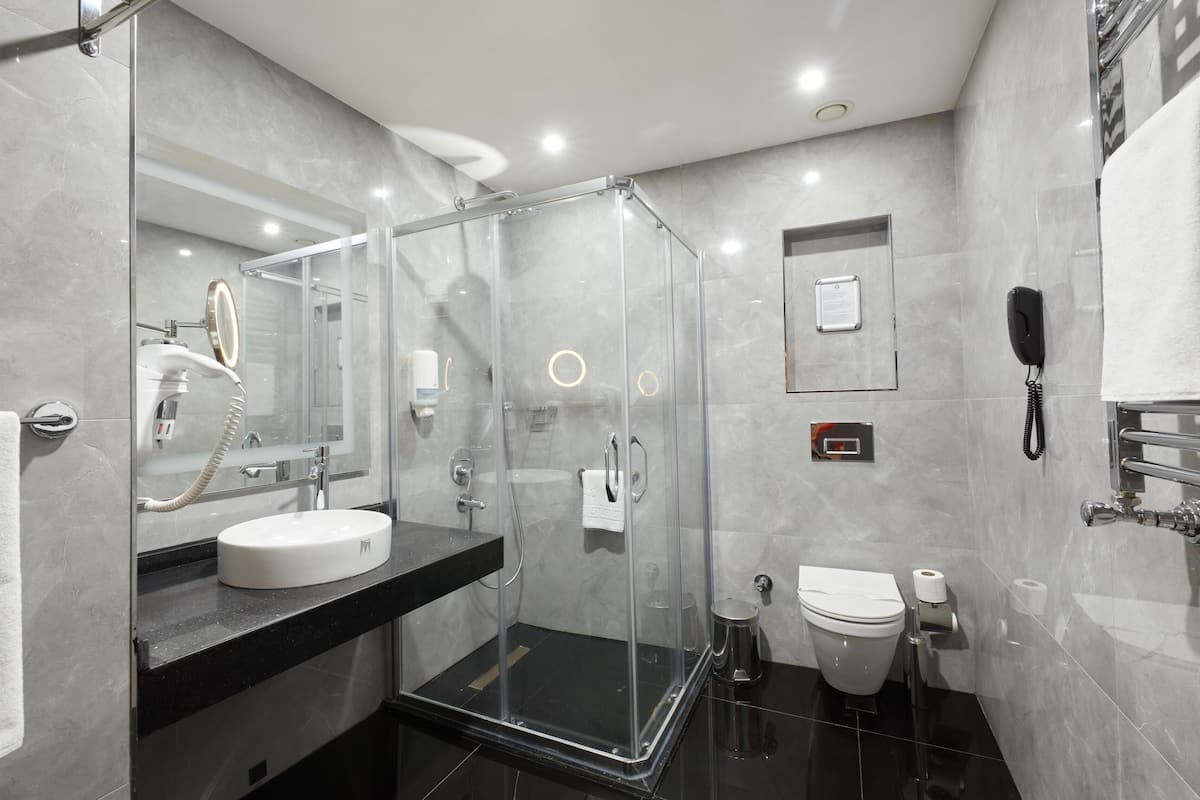 Quarto Triplo Standard (Square View) | Casa de banho | Um polibã, um secador de cabelo, chinelos, toalhas fornecidas