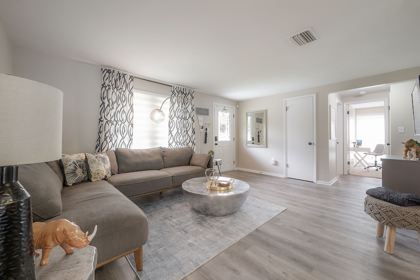 Tampa Zen Escape Heated Pool + Family Oasis With Rhinoceros Views! - Tampa, FL