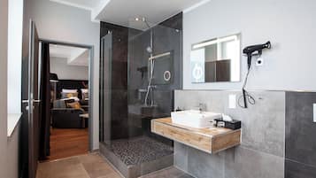Quarto Duplo Deluxe | Casa de banho | Um polibã, um chuveiro de hidromassagem, um secador de cabelo, roupões
