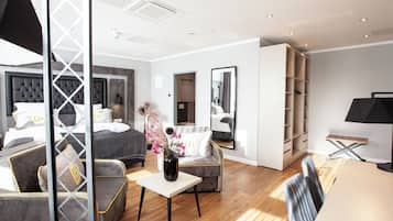 Quarto Duplo Deluxe | Minibar, secretária, secretária adequada para computadores portáteis