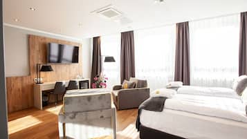 Quarto casal luxo | Banheiro | Chuveiro, ducha de hidromassagem, secador de cabelo, roupões de banho
