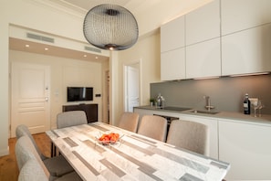 Apartamento de Luxo, 3 quartos | Cozinha privada | Um frigorífico, um forno, uma placa de cozinha 