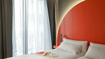 Quarto Deluxe | Minibar, cofre com capacidade para portátil, cortinas/cortinados opacos