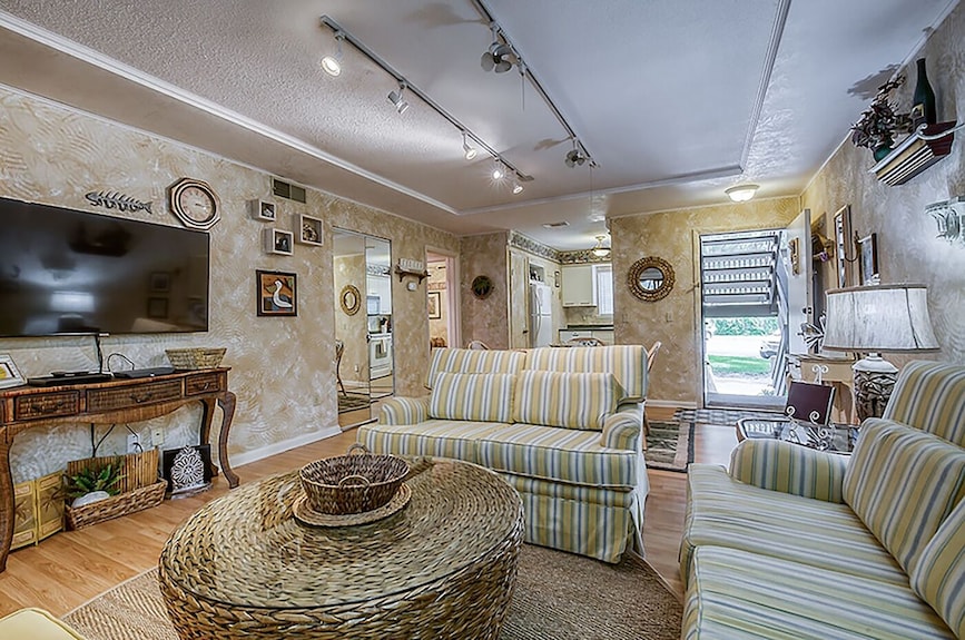 2 Blocks To The Beach! First Floor 2 Br/2 Ba - Secluded Lanai, Wifi, Pool&tennis - 퍼난디나 비치