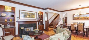 Casa, 4 quartos | Sala | Televisor de 32 polegadas com canais digitais 