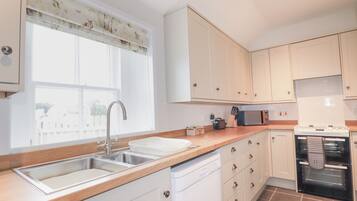 Casa de Campo | Cozinha privada | Um frigorífico, uma máquina de lavar louça, uma chaleira elétrica