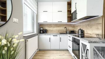 Apartamento (5/7) | Cozinha americana privada | Geladeira, cooktop, chaleira elétrica