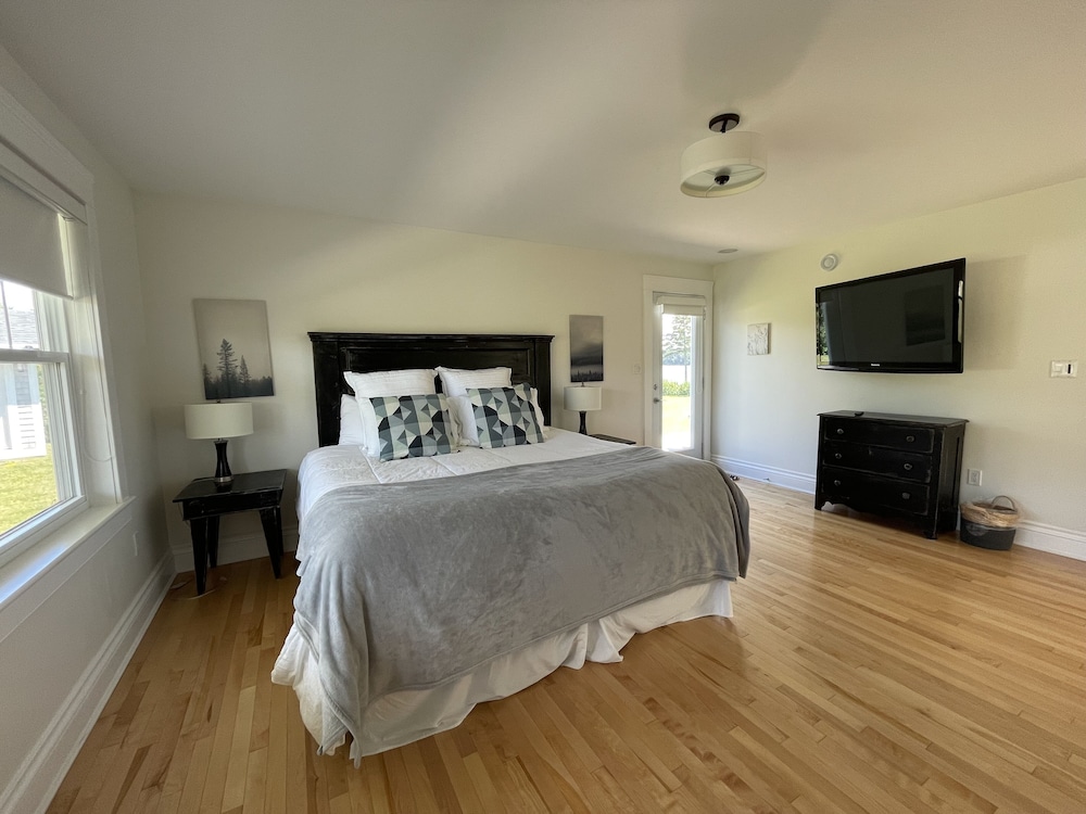 Stunning Waterfront Property With Screened In Dining & Hot Tub - Île-du-Prince-Édouard