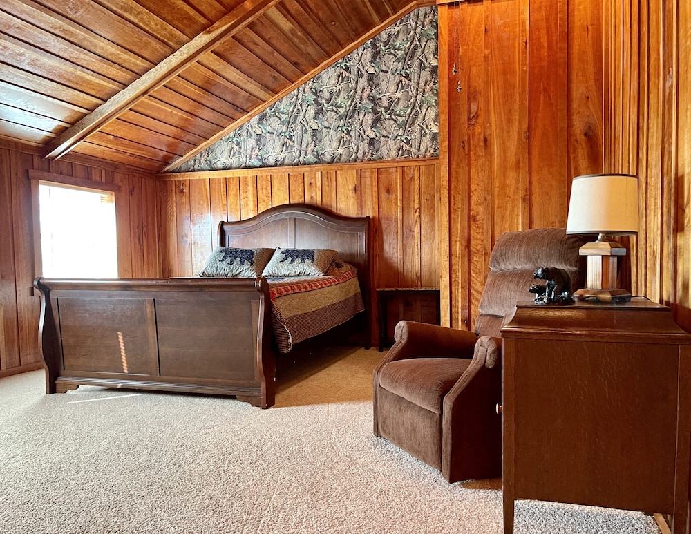 Lodge On 100 Secluded Acres In Hocking Hills - Ohio